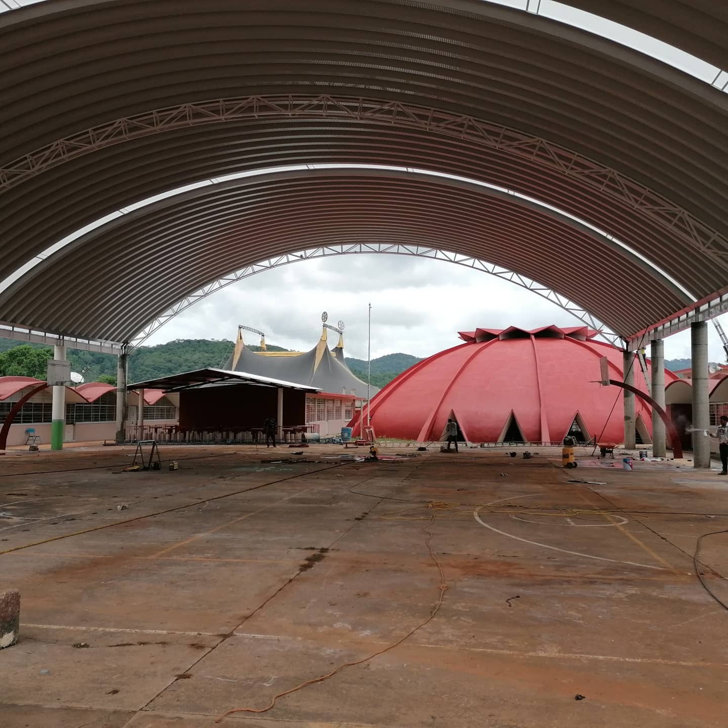 Plaza Cívica en Ciudad Mendoza. – Techos sin Estructura